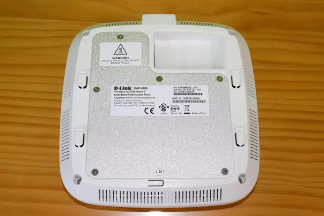 D-Link DAP-2680 پروفيشنل اي پي جي هيٺان تفصيل سان اسٽيڪر ۽ بندرگاهن سان