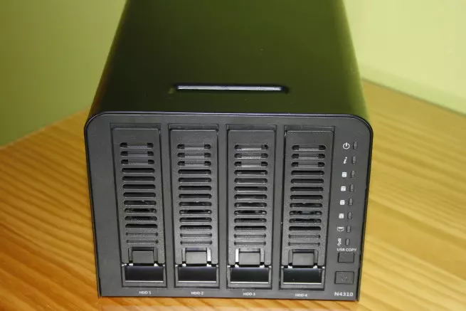 Přední strana serveru NAS Thecus N4310