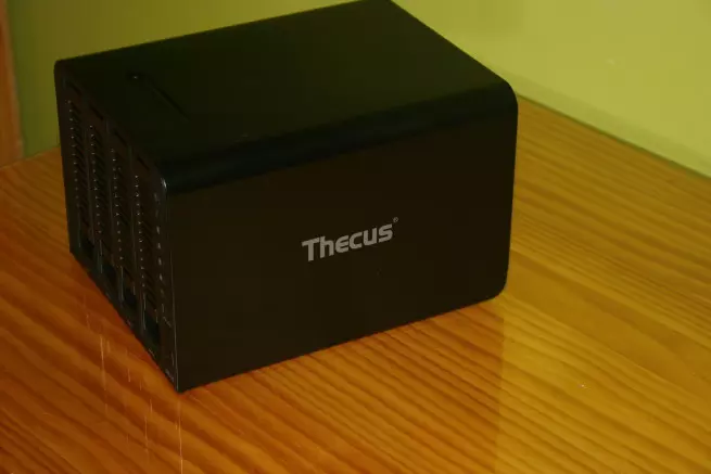 Thecus N4310 NAS-nyň sag tarapy