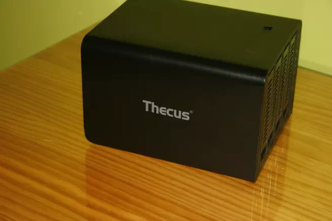 ด้านซ้ายของ Thecus N4310 NAS