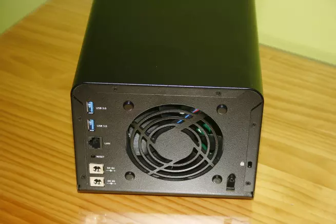 Agterkant van Thecus N4310 Server