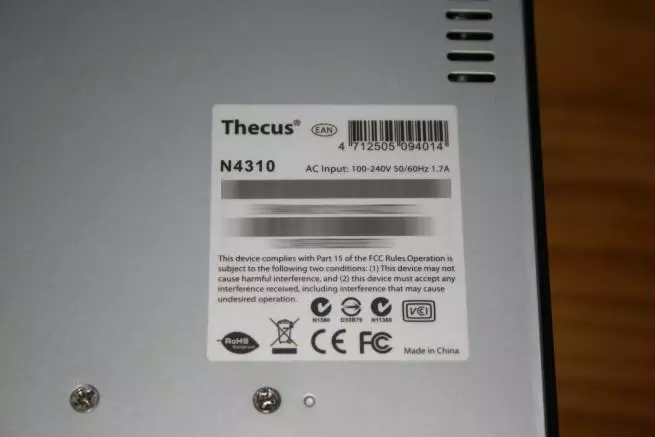 Thecus N4310 NAS-ın alt stikerinin təfərrüatı