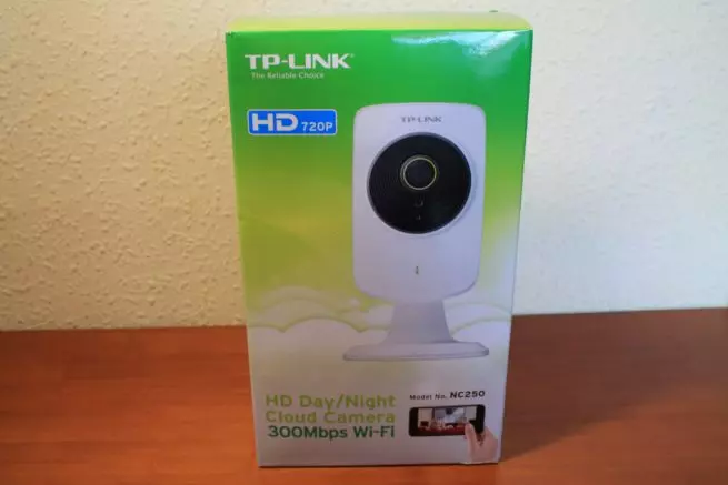 TP-Link NC250 کے باکس کے سامنے