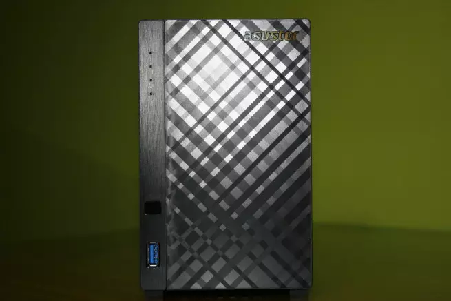 Vue de face du serveur NAS ASUSTOR AS3102T