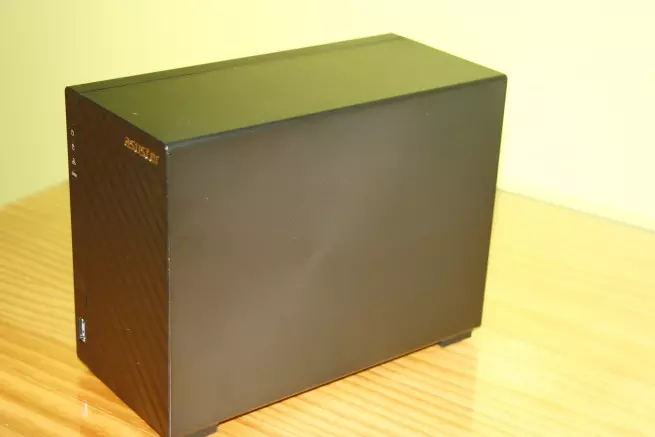 Ҷониби рости сервери ASUSTOR AS3102T NAS