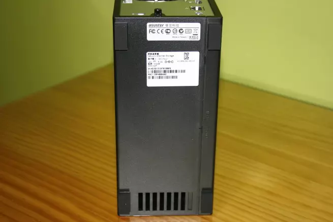 ASUSTOR AS3102T NAS дъно