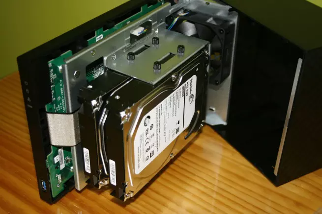 Disques montés sur le serveur NAS ASUSTOR AS3102T