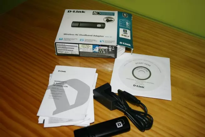 Мундариҷаи қуттии адаптери D-Link DWA-182 Wi-Fi AC