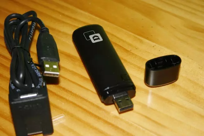 Ukubuka kwe-adaptha ye-D-Link DWA-182 ngaphandle kwekepisi ye-USB kanye nekhebula elinwetshiwe