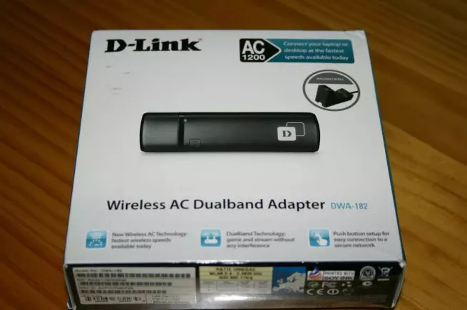 Sett forfra av D-Link DWA-182-boksen