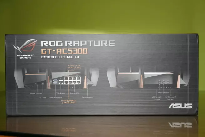 Uruhande rwiburyo rwa ASUS GT-AC5300 ya router agasanduku, hamwe ningenzi