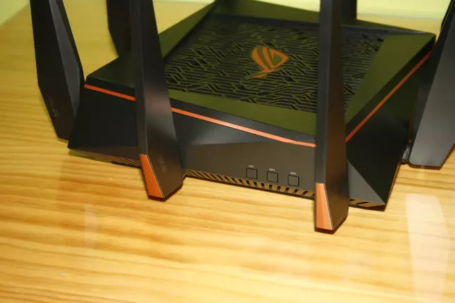 Temukan sisi kiri router gaming ASUS GT-AC5300