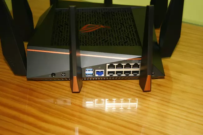 Bagian belakang router gaming performa tinggi ASUS GT-AC5300