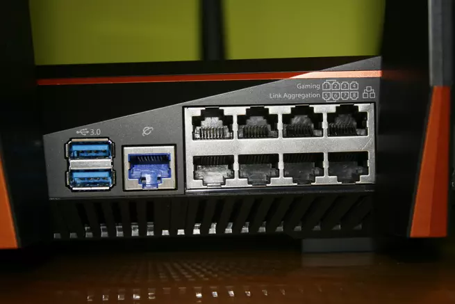 Port USB 3.0 dan Gigabit Ethernet dari router gaming ASUS GT-AC5300 secara detail