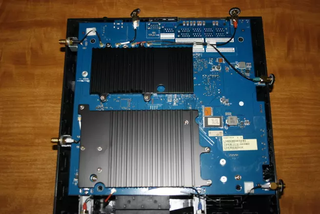 Leer die komponente van die ASUS GT-AC5300-roeteerder ken