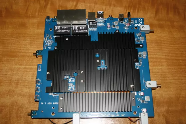 Kumanani ndi ma heatsinks amtundu wapamwamba wa ASUS GT-AC5300 rauta