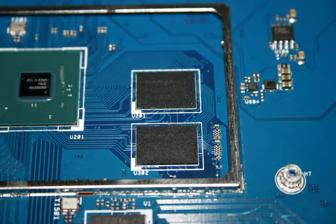 Chip memori RAM dari router ASUS GT-AC5300