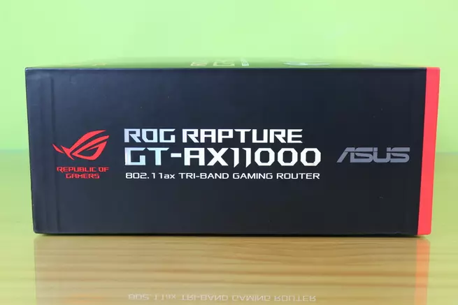 Lénks Säit vun der ASUS ROG Rapture GT-AX11000 Gaming Router Box