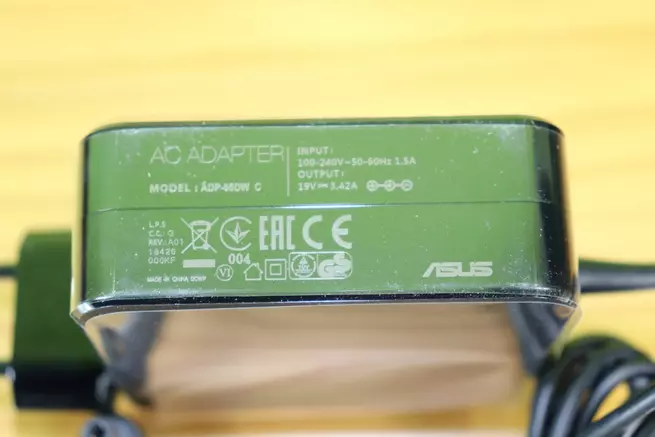 Aktuelle Transformator vum ASUS ROG Rapture GT-AX11000 Router am Detail