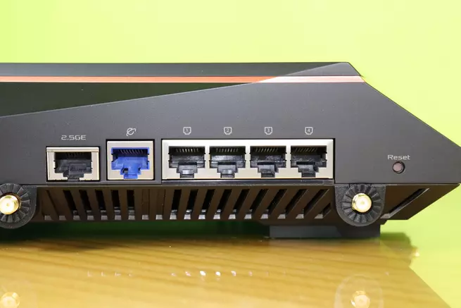 Vedere a tuturor porturilor Ethernet ale routerului de jocuri ASUS ROG Rapture GT-AX11000