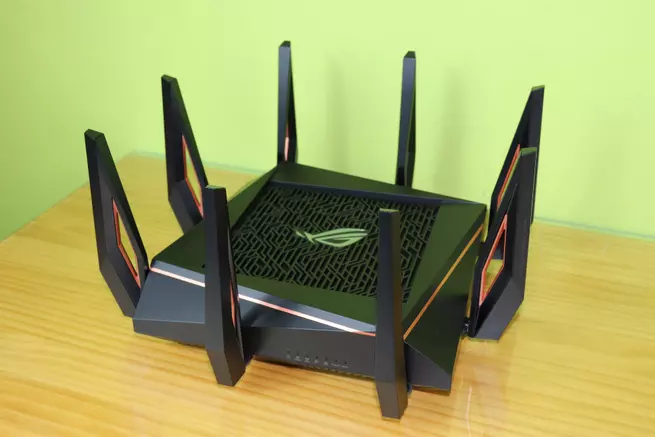 Vue vum ASUS ROG Rapture GT-AX11000 Gaming Router mat den 8 externen Antennen