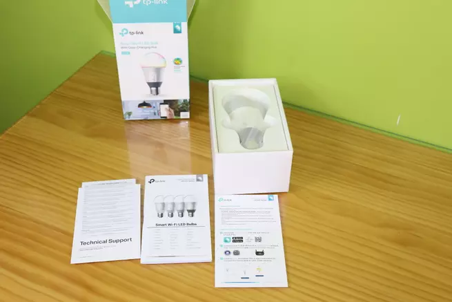 Indhold af TP-Link LB130 Smart Light Bulb Box