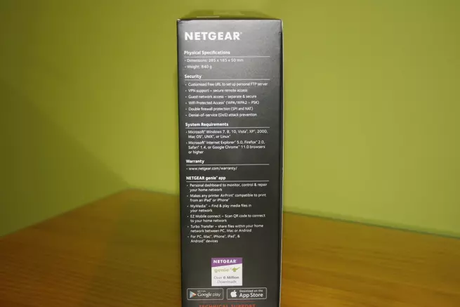 NETGEAR R7800 උදාසීන රවුටර පෙට්ටියේ දකුණු පැත්ත