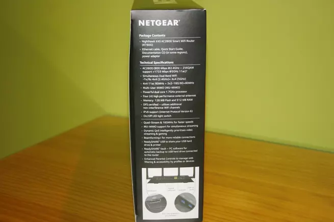 Lijeva strana neutralne kutije rutera NETGEAR R7800