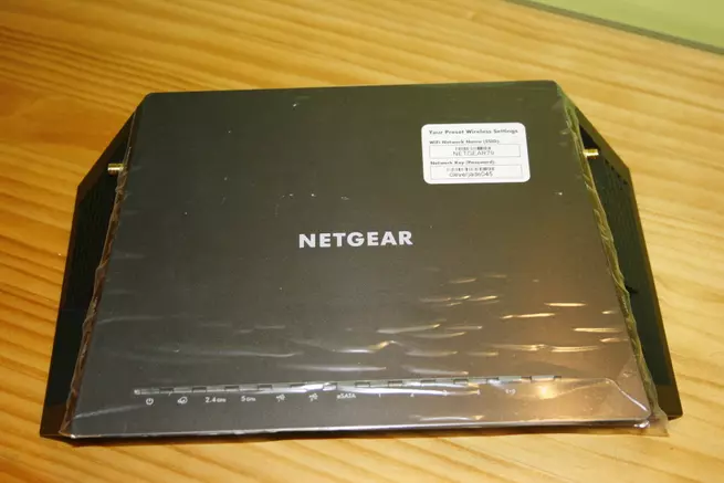 נתב ניטרלי NETGEAR R7800 מוגן בצורה מושלמת על ידי פלסטיק
