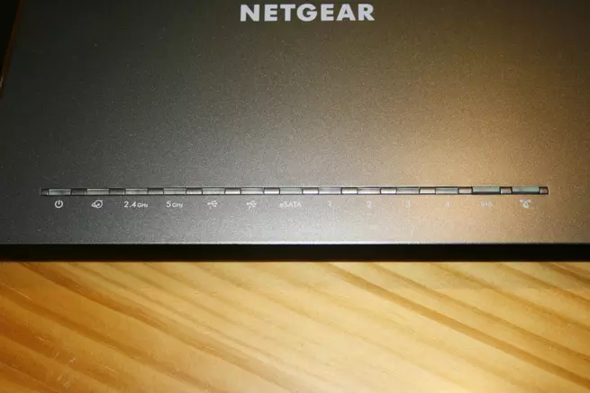 NETGEAR R7800 бейтарап маршрутизатор күйінің жарық диодтары