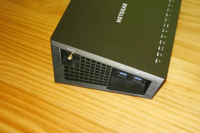 Ibumoso bwa router idafite aho ibogamiye NETGEAR R7800