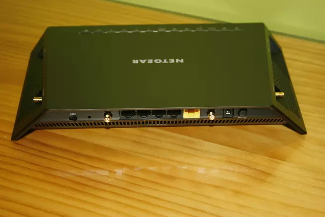 Zadní strana neutrálního routeru Detailně vidíme eSATA port vysoce výkonného neutrálního routeru NETGEAR R7800