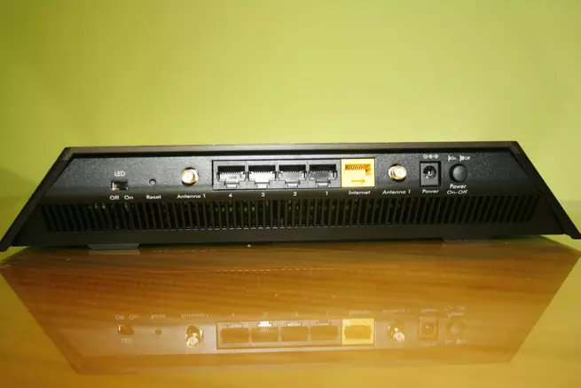 Přečtěte si o zadní straně tohoto neutrálního routeru Detailně vidíme port eSATA neutrálního routeru NETGEAR R7800