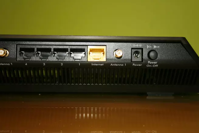 Gigabit port at power connector ng neutral na router Nakita namin nang detalyado ang eSATA port ng neutral na router NETGEAR R7800