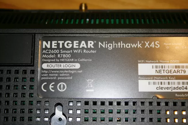 Seznamte se s nálepkou routeru Detailně vidíme port eSATA neutrálního routeru NETGEAR R7800 pro přístup k němu