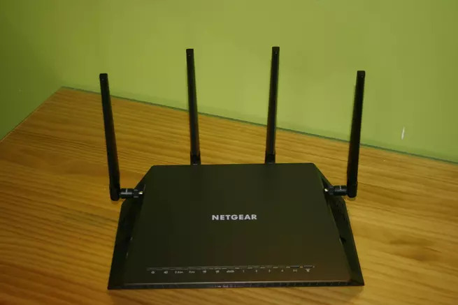 Untdek hoe't de neutrale router is Wy sjogge yn detail de eSATA-poarte fan 'e NETGEAR R7800 neutrale router