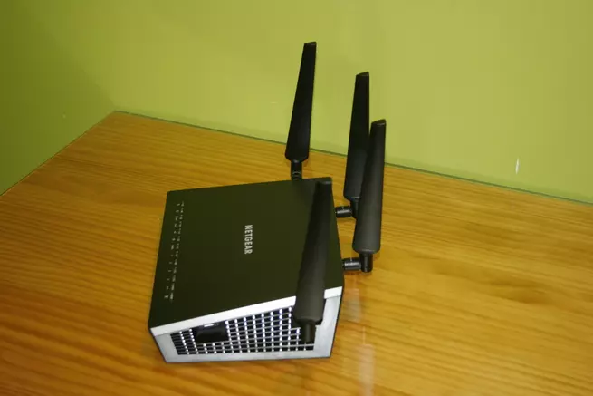 Tuklasin kung ano ang neutral na router Nakita namin nang detalyado ang eSATA port ng NETGEAR R7800 neutral router