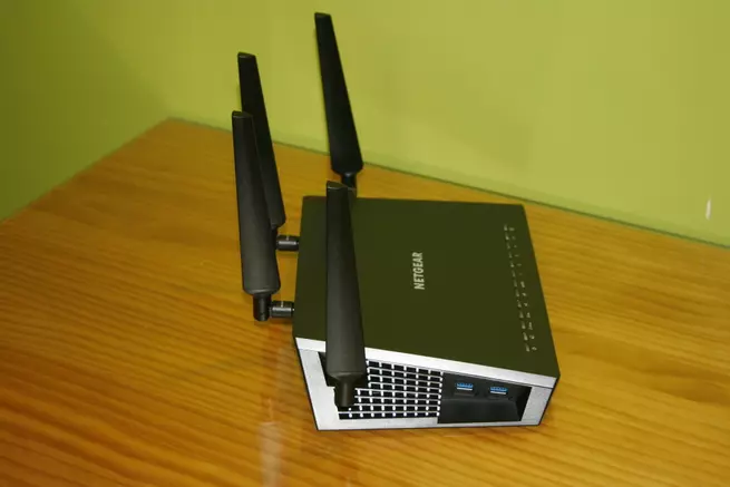 Hibal-i kung unsa ang neutral nga router Nakita namon sa detalye ang eSATA port sa NETGEAR R7800 neutral router