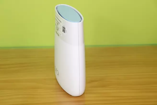 NETGEAR Orbi RBK23 -reitittimen oikea puoli