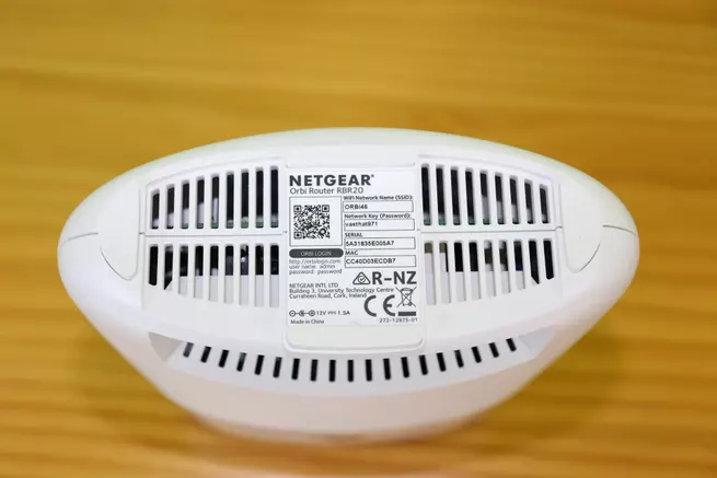 Падрабязна ніжняя частка маршрутызатара NETGEAR Orbi RBK23