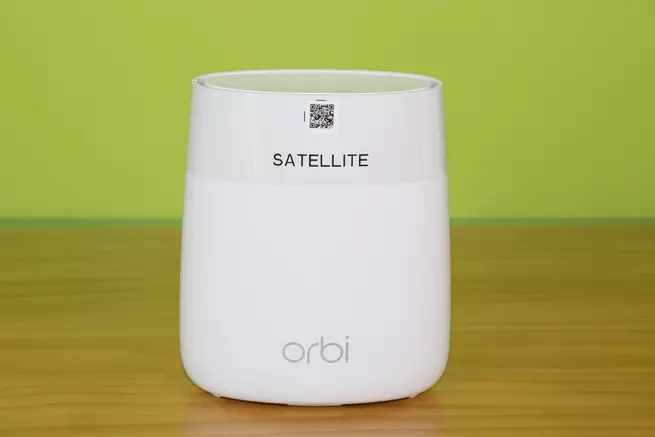 NETGEAR Orbi RBK23 Mesh Wi-Fi System Satellit foran