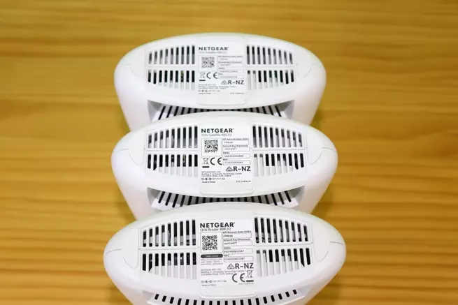 NETGEAR Orbi RBK23 Mesh Wi-Fi -järjestelmän alaosa kaikilla kolmella solmulla