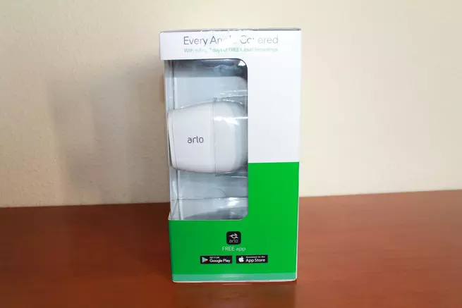 Detalo de la alia flanko de la pakaĵo de NETGEAR Arlo Pro 2