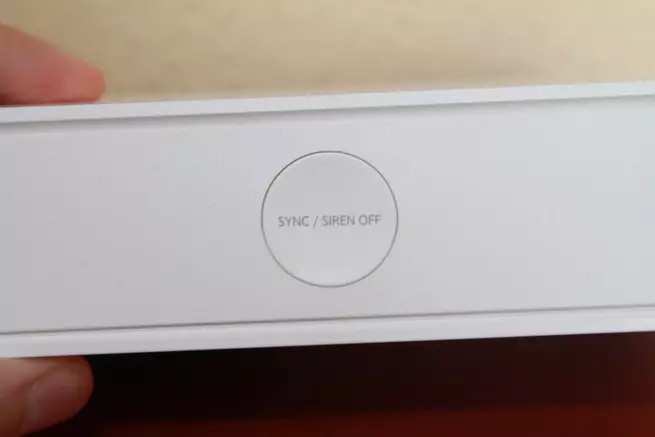 Bouton pour faire retentir la sirène et synchroniser les caméras IP du kit NETGEAR Arlo Pro 2