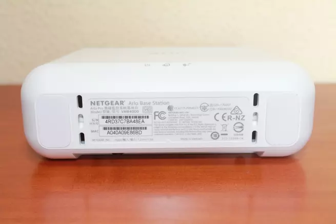 الجزء السفلي من محطة NETGEAR Arlo Pro 2 Kit الرئيسية