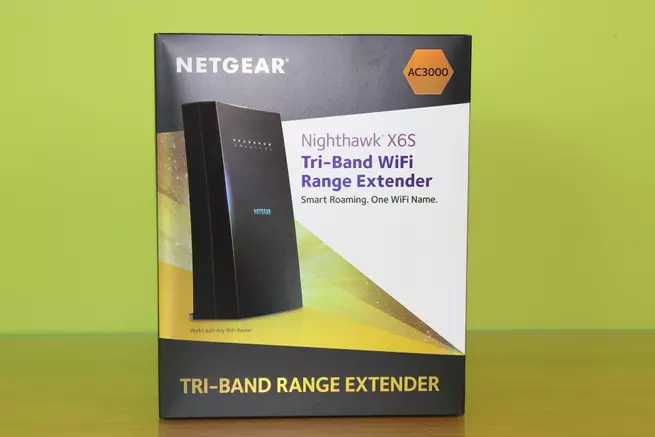 NETGEAR EX8000 trīsjoslu Wi-Fi atkārtotāja kārba priekšpusē