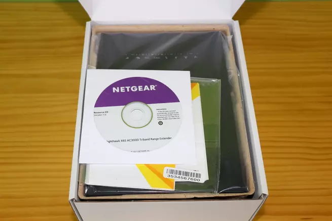 NETGEAR EX8000 trīsjoslu Wi-Fi atkārtotāja kārba iekšpusē