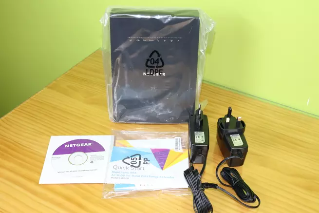 NETGEAR EX8000 Wi-Fi Repeater Box Contents