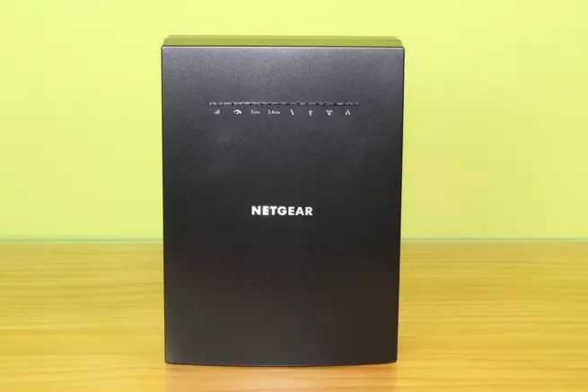 Sa atubangan sa NETGEAR EX8000 tri-band Wi-Fi repeater sa detalye