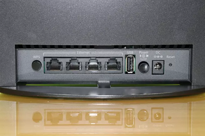 Gigabit Ethernet Ports ug Pisikal nga Button sa NETGEAR EX8000 Wi-Fi Repeater